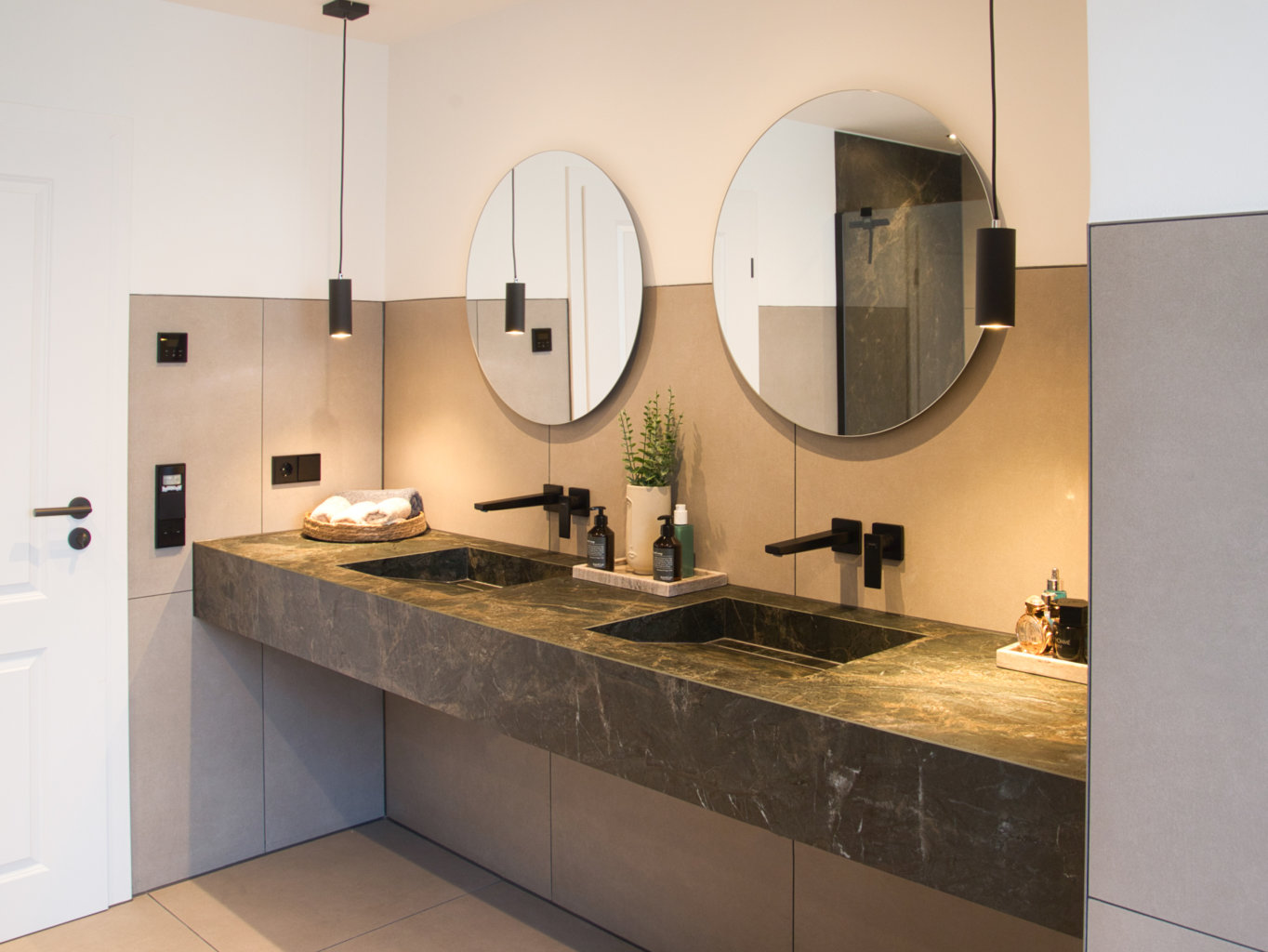 Exklusive Naturstein Badezimmer | Natursteinplatten Bad kaufen